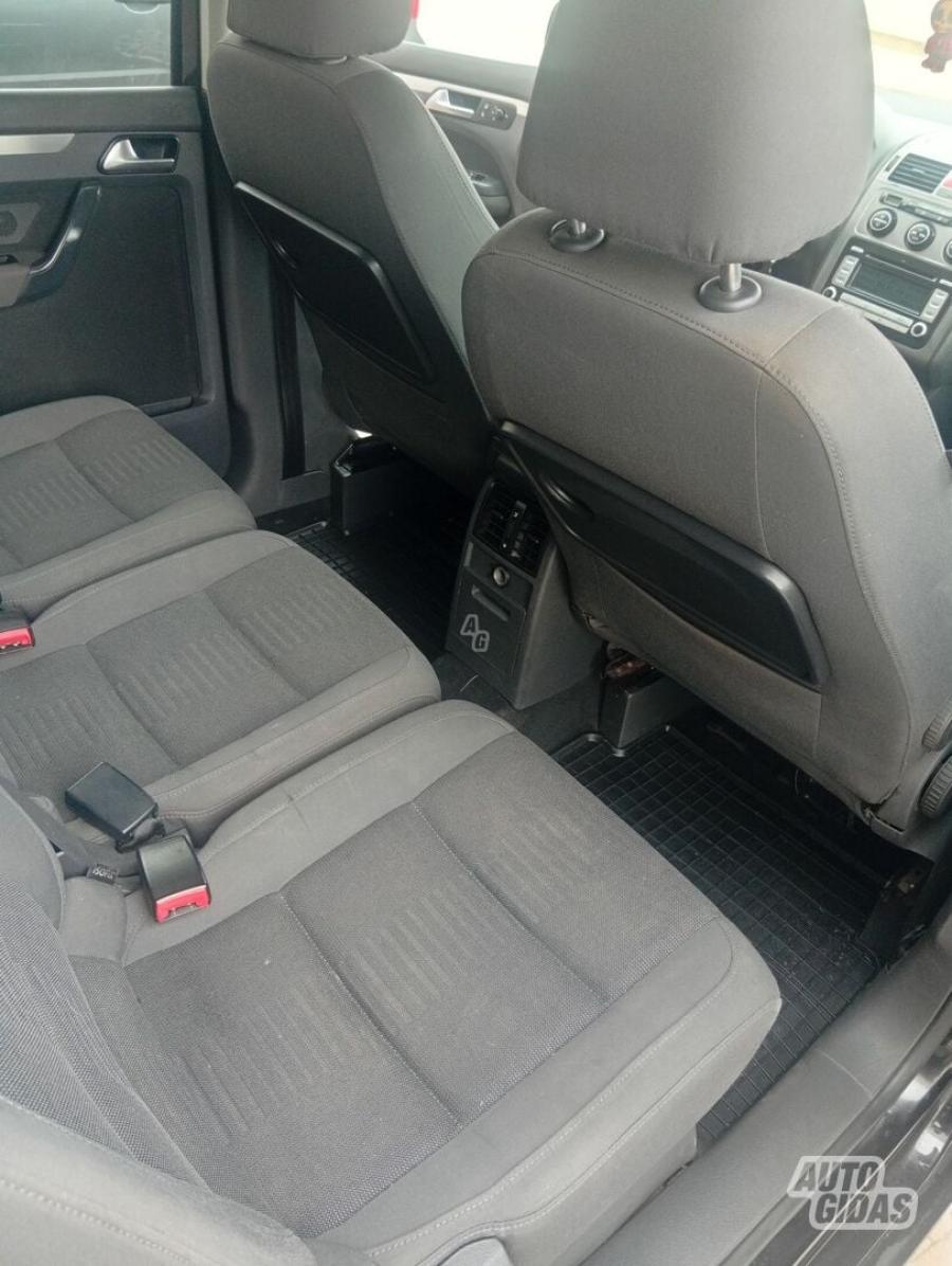 Black Volkswagen Touran 2008 in Vilnius, with an engine capacity of 2.00 L and mileage of 343 thousand km for 2800 €, photo 9 on AUTOMOTO.COM.LV