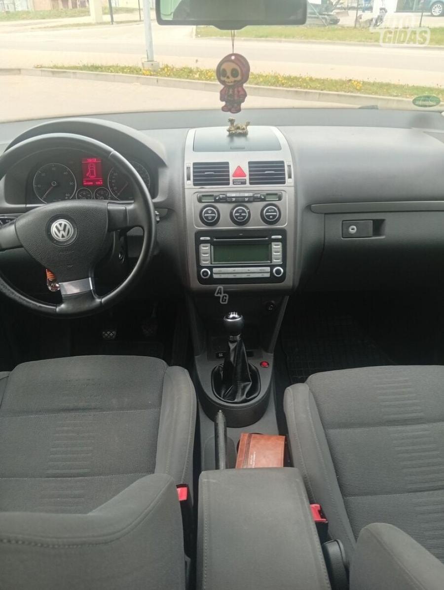 Black Volkswagen Touran 2008 in Vilnius, with an engine capacity of 2.00 L and mileage of 343 thousand km for 2800 €, photo 10 on AUTOMOTO.COM.LV