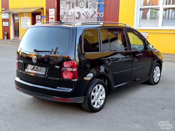 Melns Volkswagen Touran 2008 Viļņa, ar dzinēja tilpumu 2.00 L un nobraukumu 282 tūkst. km par 3400 €, foto 10 vietnē AUTOMOTO.COM.LV