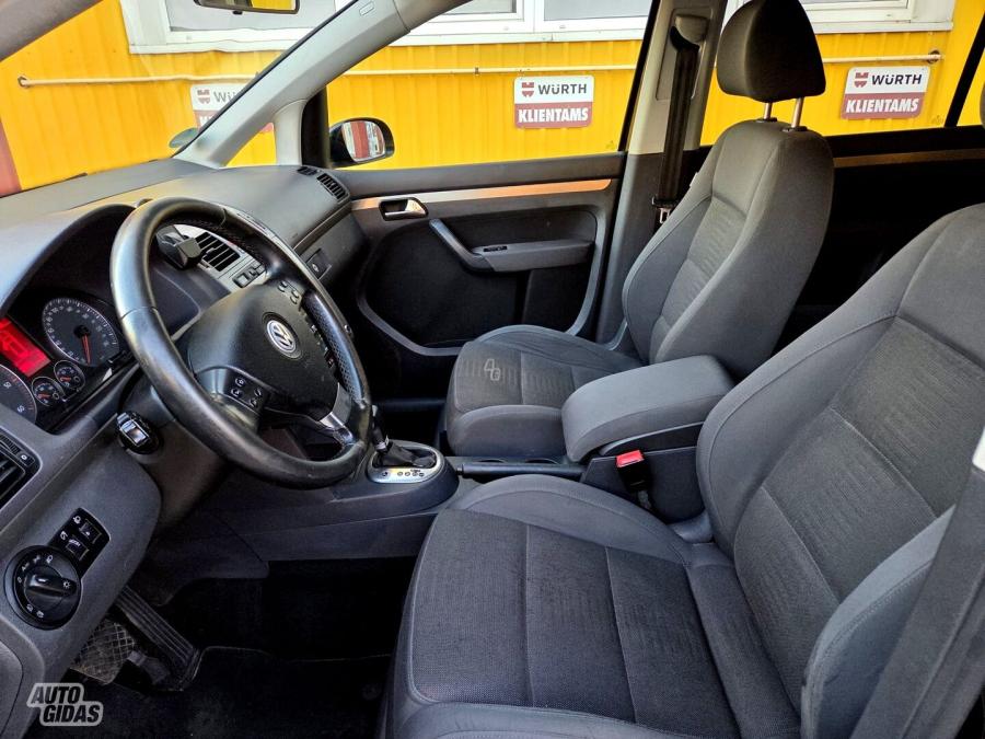 Black Volkswagen Touran 2008 in Vilnius, with an engine capacity of 2.00 L and mileage of 282 thousand km for 3400 €, photo 19 on AUTOMOTO.COM.LV