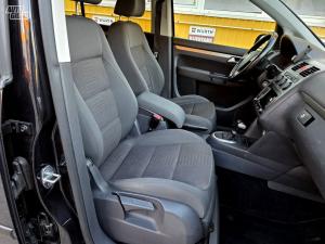 Black Volkswagen Touran 2008 in Vilnius, with an engine capacity of 2.00 L and mileage of 282 thousand km for 3400 €, photo 20 on AUTOMOTO.COM.LV