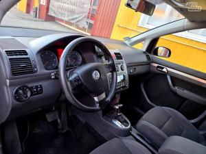 Black Volkswagen Touran 2008 in Vilnius, with an engine capacity of 2.00 L and mileage of 282 thousand km for 3400 €, photo 23 on AUTOMOTO.COM.LV
