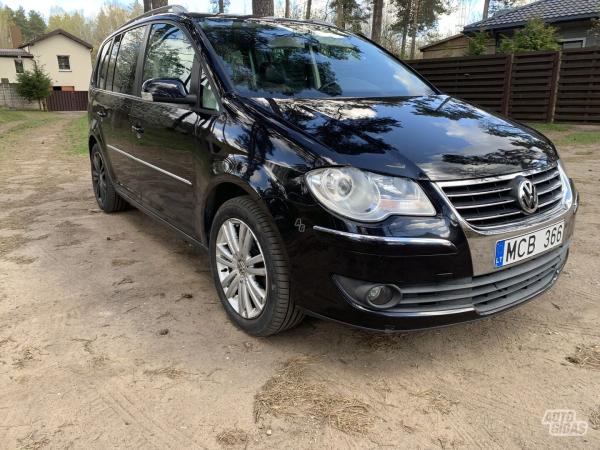 Melns Volkswagen Touran 2008 Viļņa, ar dzinēja tilpumu 1.90 L un nobraukumu 320 tūkst. km par 2350 €, foto 2 vietnē AUTOMOTO.COM.LV