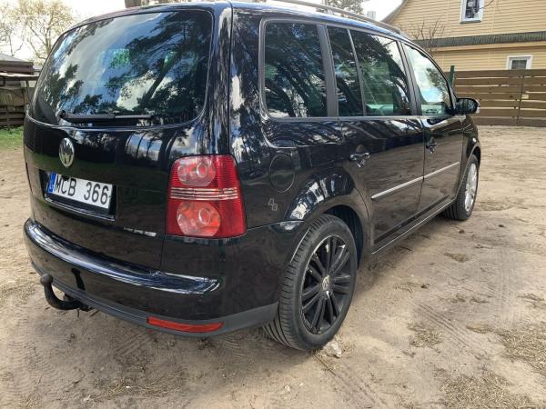 Melns Volkswagen Touran 2008 Viļņa, ar dzinēja tilpumu 1.90 L un nobraukumu 320 tūkst. km par 2350 €, foto 3 vietnē AUTOMOTO.COM.LV