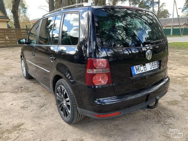 Melns Volkswagen Touran 2008 Viļņa, ar dzinēja tilpumu 1.90 L un nobraukumu 320 tūkst. km par 2350 €, foto 4 vietnē AUTOMOTO.COM.LV