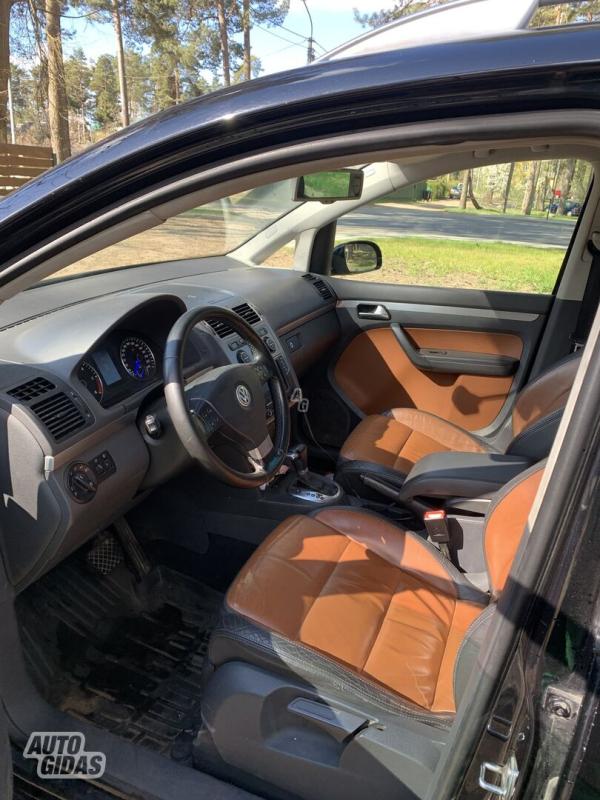 Melns Volkswagen Touran 2008 Viļņa, ar dzinēja tilpumu 1.90 L un nobraukumu 320 tūkst. km par 2350 €, foto 7 vietnē AUTOMOTO.COM.LV