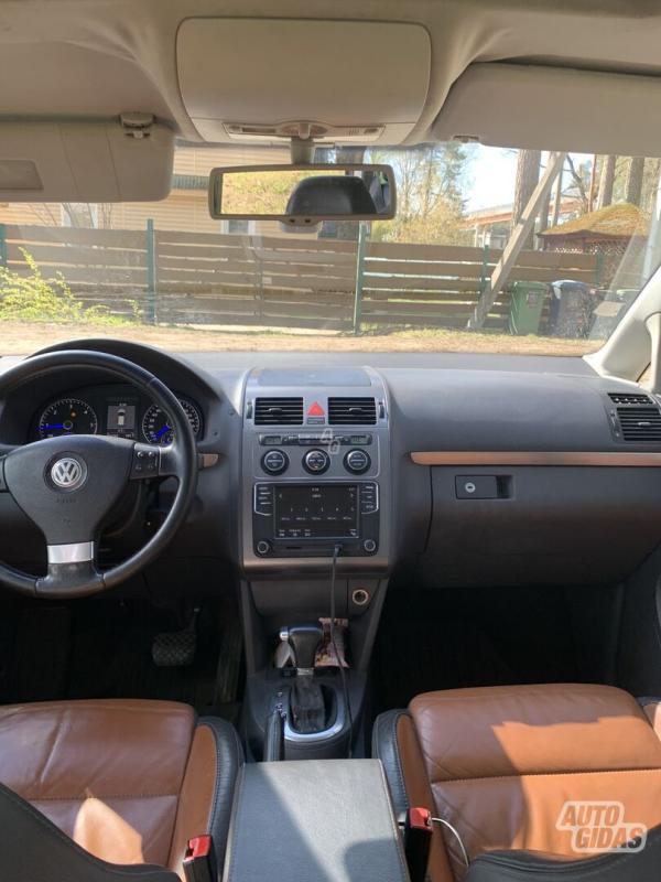 Melns Volkswagen Touran 2008 Viļņa, ar dzinēja tilpumu 1.90 L un nobraukumu 320 tūkst. km par 2350 €, foto 9 vietnē AUTOMOTO.COM.LV
