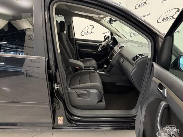 Melns Volkswagen Touran 2008 Avižieniai, ar dzinēja tilpumu 1.90 L un nobraukumu 301 tūkst. km par 3000 €, foto 4 vietnē AUTOMOTO.COM.LV