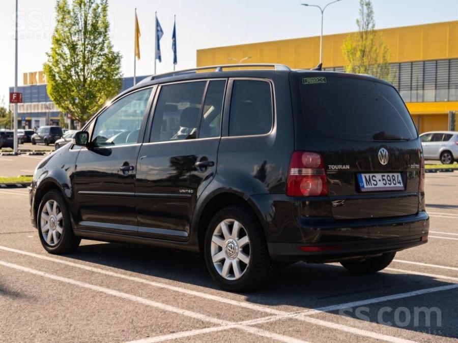 Black Volkswagen Touran 2008 in Riga, with an engine capacity of 1.90 L and mileage of 438 thousand km for 2590 €, photo 4 on AUTOMOTO.COM.LV