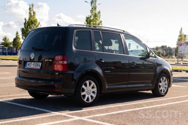 Black Volkswagen Touran 2008 in Riga, with an engine capacity of 1.90 L and mileage of 438 thousand km for 2590 €, photo 6 on AUTOMOTO.COM.LV