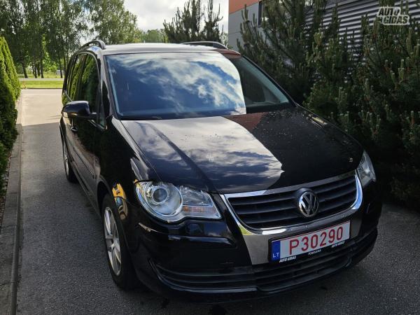 Black Volkswagen Touran 2008 in Kluonaliai, with an engine capacity of 2.00 L and mileage of 300 thousand km for 3399 €, photo 1 on AUTOMOTO.COM.LV