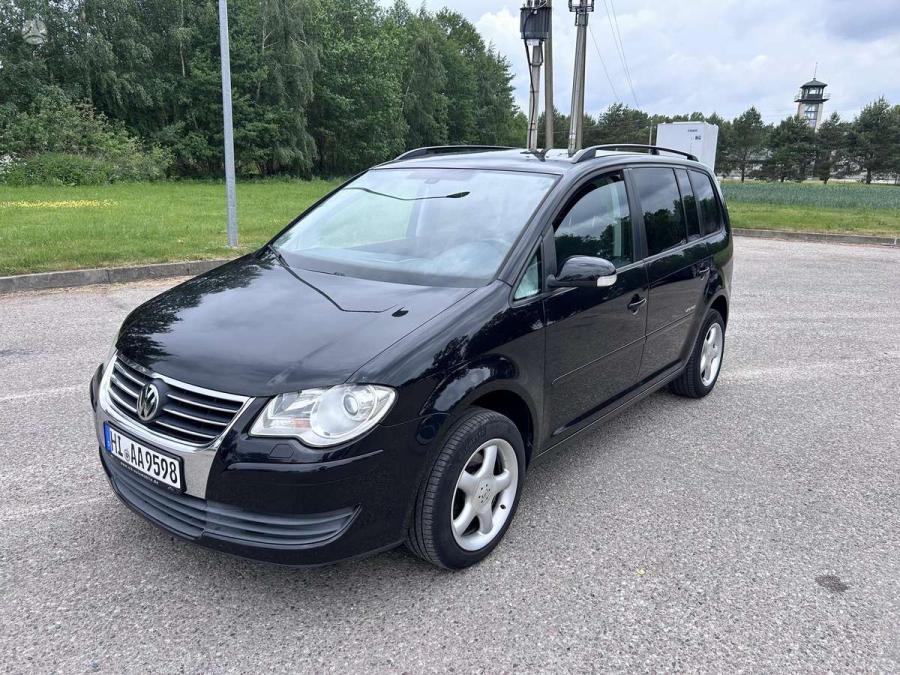 Melns Volkswagen Touran 2008 Šakiai, ar dzinēja tilpumu 1.90 L un nobraukumu 280 tūkst. km par 3800 €, foto 1 vietnē AUTOMOTO.COM.LV