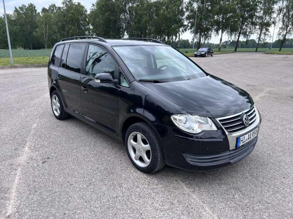 Melns Volkswagen Touran 2008 Šakiai, ar dzinēja tilpumu 1.90 L un nobraukumu 280 tūkst. km par 3800 €, foto 2 vietnē AUTOMOTO.COM.LV
