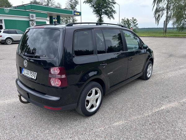 Melns Volkswagen Touran 2008 Šakiai, ar dzinēja tilpumu 1.90 L un nobraukumu 280 tūkst. km par 3800 €, foto 3 vietnē AUTOMOTO.COM.LV
