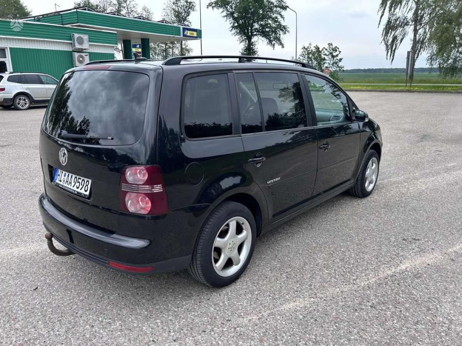 Melns Volkswagen Touran 2008 Šakiai, ar dzinēja tilpumu 1.90 L un nobraukumu 280 tūkst. km par 3800 €, foto 4 vietnē AUTOMOTO.COM.LV