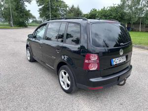 Melns Volkswagen Touran 2008 Šakiai, ar dzinēja tilpumu 1.90 L un nobraukumu 280 tūkst. km par 3800 €, foto 5 vietnē AUTOMOTO.COM.LV