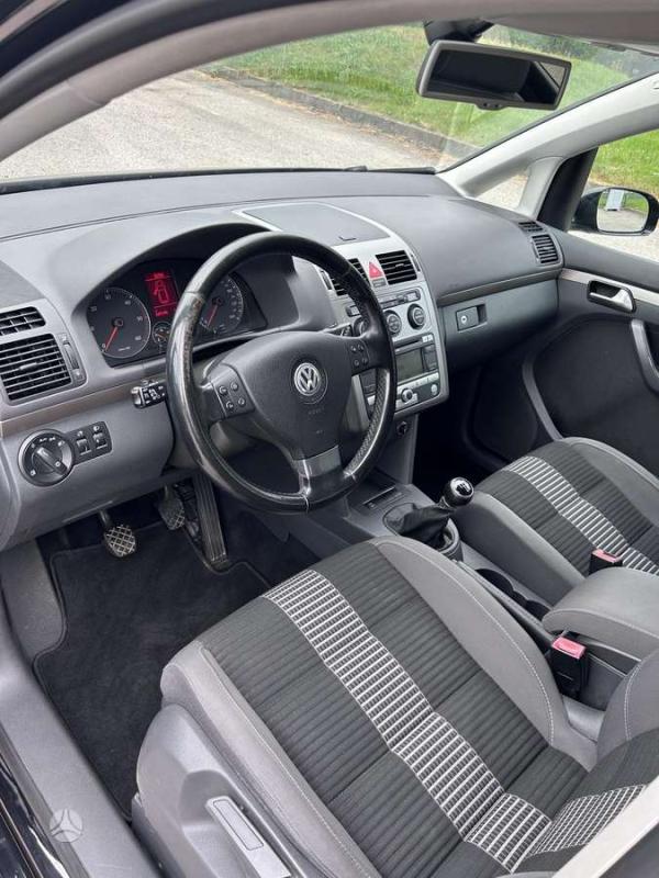 Melns Volkswagen Touran 2008 Šakiai, ar dzinēja tilpumu 1.90 L un nobraukumu 280 tūkst. km par 3800 €, foto 5 vietnē AUTOMOTO.COM.LV