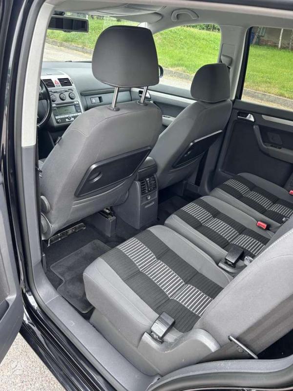 Melns Volkswagen Touran 2008 Šakiai, ar dzinēja tilpumu 1.90 L un nobraukumu 280 tūkst. km par 3800 €, foto 6 vietnē AUTOMOTO.COM.LV