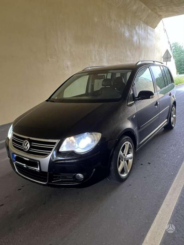 Melns Volkswagen Touran 2008 Marijampole, ar dzinēja tilpumu 2.00 L un nobraukumu 344 tūkst. km par 2400 €, foto 1 vietnē AUTOMOTO.COM.LV