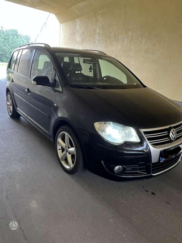 Melns Volkswagen Touran 2008 Marijampole, ar dzinēja tilpumu 2.00 L un nobraukumu 344 tūkst. km par 2400 €, foto 4 vietnē AUTOMOTO.COM.LV