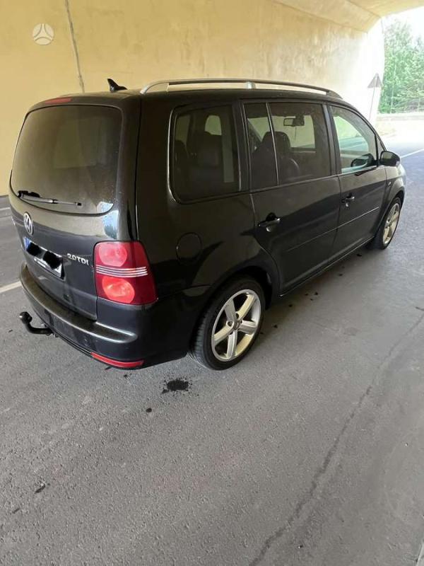 Melns Volkswagen Touran 2008 Marijampole, ar dzinēja tilpumu 2.00 L un nobraukumu 344 tūkst. km par 2400 €, foto 8 vietnē AUTOMOTO.COM.LV
