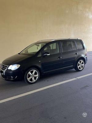 Black Volkswagen Touran 2008 in Marijampole, with an engine capacity of 2.00 L and mileage of 344 thousand km for 2400 €, photo 3 on AUTOMOTO.COM.LV