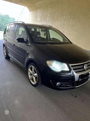 Black Volkswagen Touran 2008 in Marijampole, with an engine capacity of 2.00 L and mileage of 344 thousand km for 2400 €, photo 5 on AUTOMOTO.COM.LV