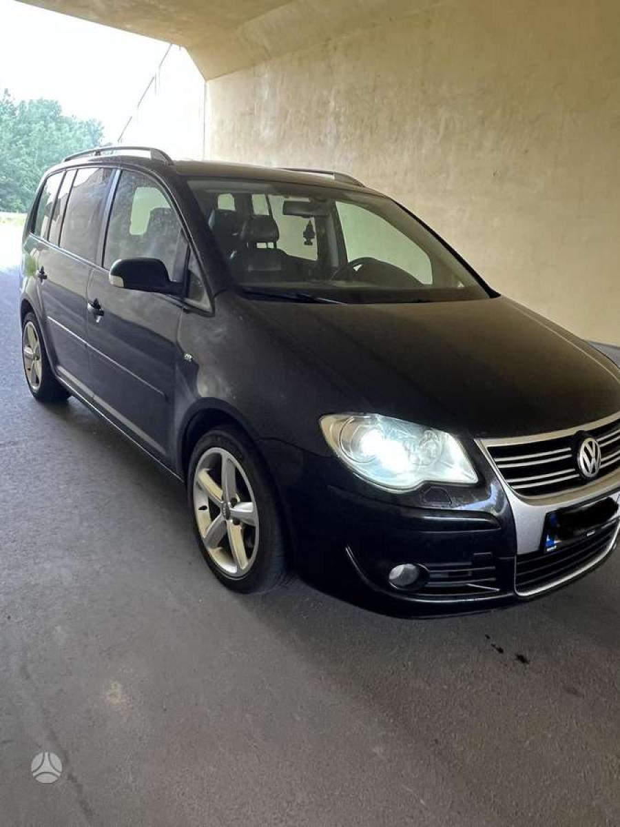 Black Volkswagen Touran 2008 in Marijampole, with an engine capacity of 2.00 L and mileage of 344 thousand km for 2400 €, photo 5 on AUTOMOTO.COM.LV