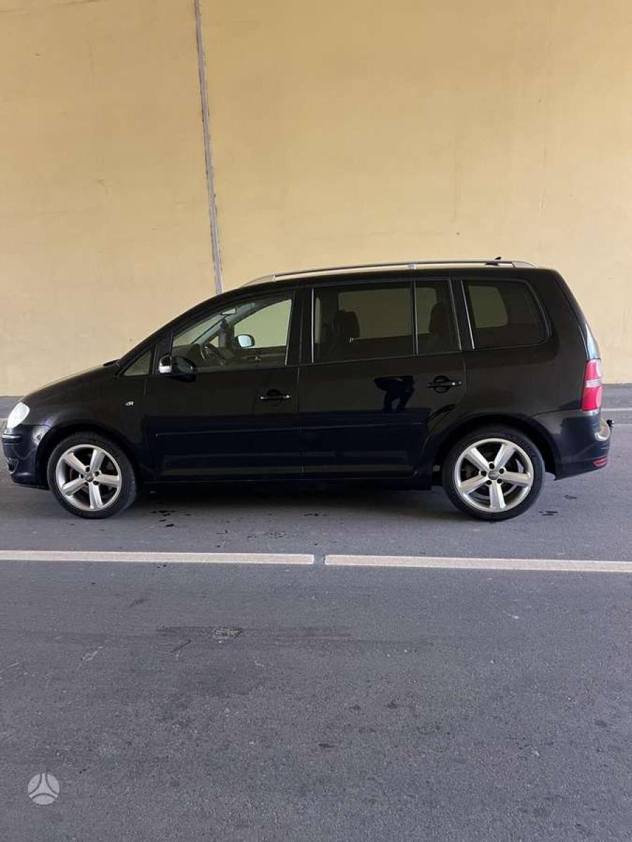 Black Volkswagen Touran 2008 in Marijampole, with an engine capacity of 2.00 L and mileage of 344 thousand km for 2400 €, photo 12 on AUTOMOTO.COM.LV