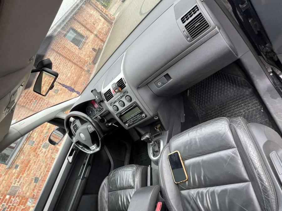 Black Volkswagen Touran 2008 in Marijampole, with an engine capacity of 2.00 L and mileage of 344 thousand km for 2400 €, photo 13 on AUTOMOTO.COM.LV