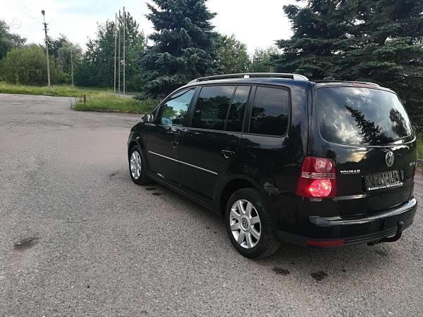 Black Volkswagen Touran 2008 in Ukmerge, with an engine capacity of 1.97 L and mileage of 287 thousand km for 3650 €, photo 4 on AUTOMOTO.COM.LV