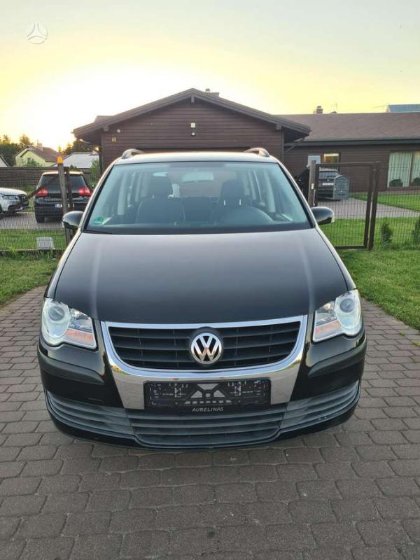 Black Volkswagen Touran 2008 in Kaisiadorys, with an engine capacity of 1.90 L and mileage of 266 thousand km for 2999 €, photo 2 on AUTOMOTO.COM.LV