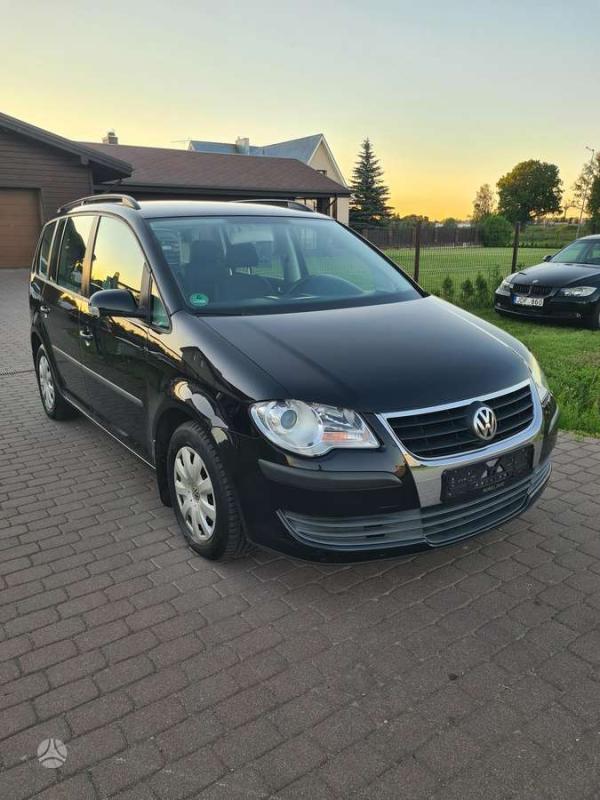 Black Volkswagen Touran 2008 in Kaisiadorys, with an engine capacity of 1.90 L and mileage of 266 thousand km for 2999 €, photo 4 on AUTOMOTO.COM.LV