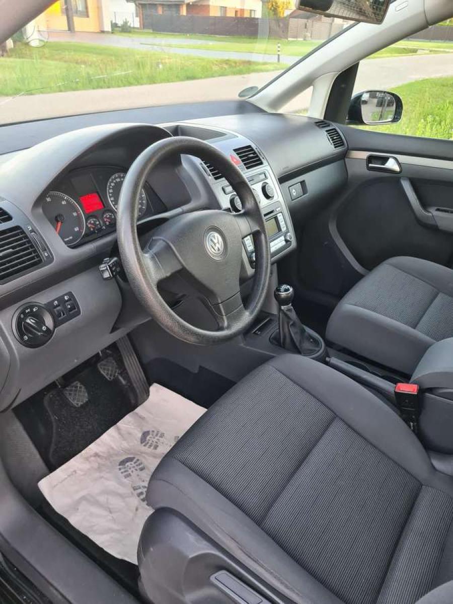 Melns Volkswagen Touran 2008 Kaišiadorys, ar dzinēja tilpumu 1.90 L un nobraukumu 266 tūkst. km par 2999 €, foto 18 vietnē AUTOMOTO.COM.LV