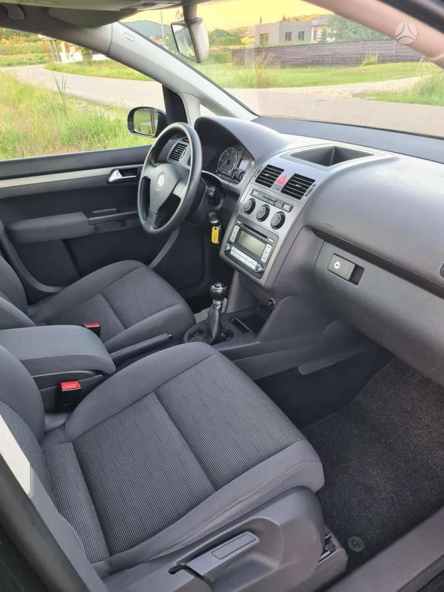 Melns Volkswagen Touran 2008 Kaišiadorys, ar dzinēja tilpumu 1.90 L un nobraukumu 266 tūkst. km par 2999 €, foto 19 vietnē AUTOMOTO.COM.LV