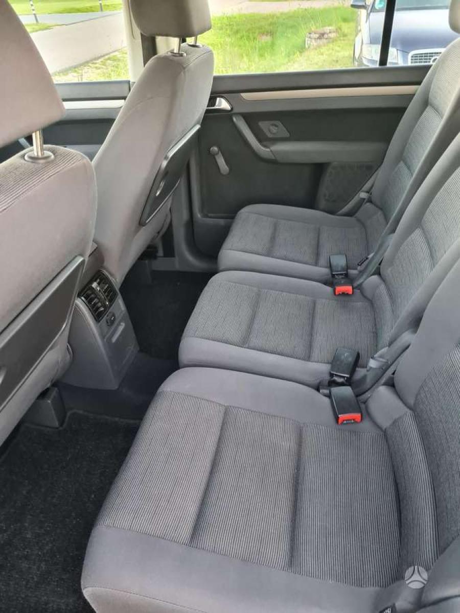 Melns Volkswagen Touran 2008 Kaišiadorys, ar dzinēja tilpumu 1.90 L un nobraukumu 266 tūkst. km par 2999 €, foto 21 vietnē AUTOMOTO.COM.LV