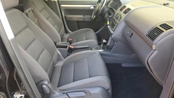 Black Volkswagen Touran 2008 in Riga, with an engine capacity of 2.00 L and mileage of 312 thousand km for 3950 €, photo 4 on AUTOMOTO.COM.LV