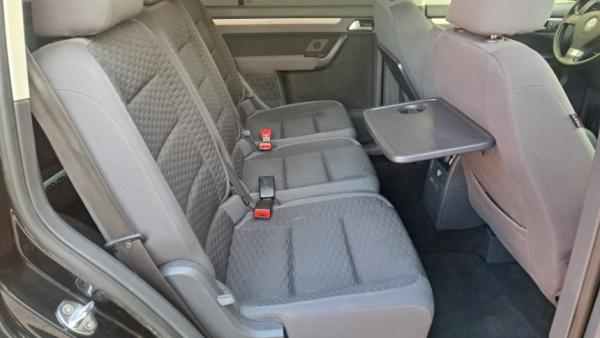 Black Volkswagen Touran 2008 in Riga, with an engine capacity of 2.00 L and mileage of 312 thousand km for 3950 €, photo 5 on AUTOMOTO.COM.LV