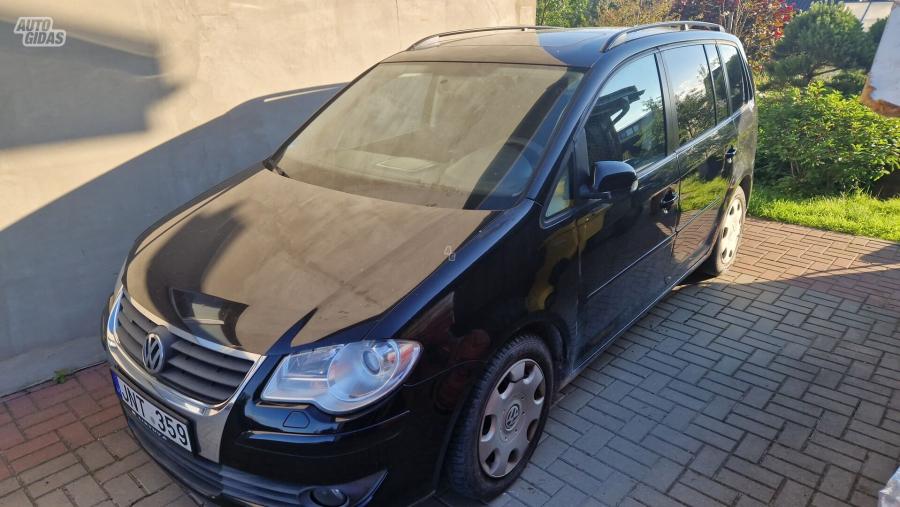 Melns Volkswagen Touran 2008 Šauļi, ar dzinēja tilpumu 1.90 L un nobraukumu 265 tūkst. km par 2600 €, foto 1 vietnē AUTOMOTO.COM.LV