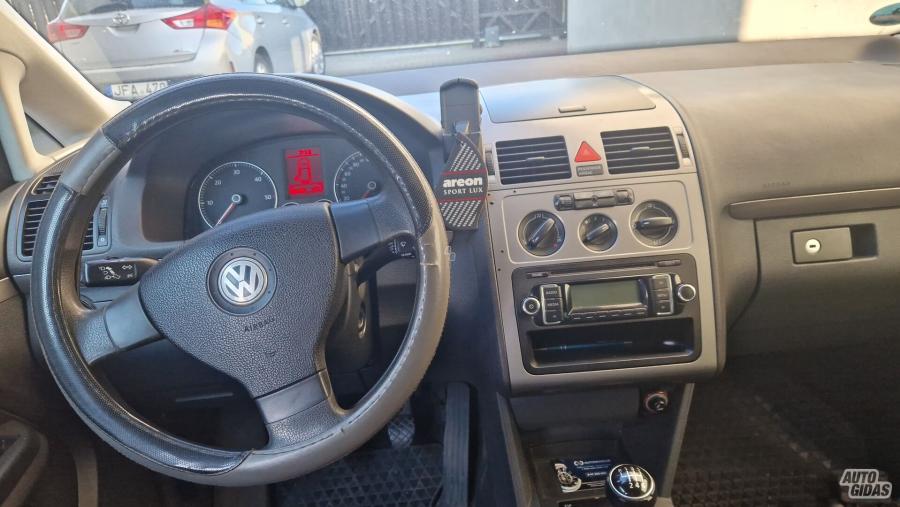 Melns Volkswagen Touran 2008 Šauļi, ar dzinēja tilpumu 1.90 L un nobraukumu 265 tūkst. km par 2600 €, foto 7 vietnē AUTOMOTO.COM.LV