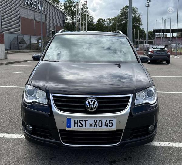 Black Volkswagen Touran 2008 in Telschi, with an engine capacity of 2.00 L and mileage of 207 thousand km for 4950 €, photo 1 on AUTOMOTO.COM.LV