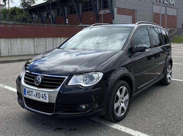 Black Volkswagen Touran 2008 in Telschi, with an engine capacity of 2.00 L and mileage of 207 thousand km for 4950 €, photo 2 on AUTOMOTO.COM.LV