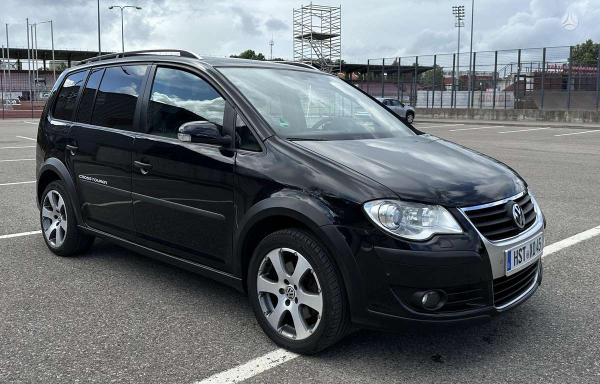 Black Volkswagen Touran 2008 in Telschi, with an engine capacity of 2.00 L and mileage of 207 thousand km for 4950 €, photo 3 on AUTOMOTO.COM.LV