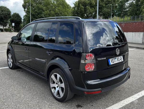 Black Volkswagen Touran 2008 in Telschi, with an engine capacity of 2.00 L and mileage of 207 thousand km for 4950 €, photo 4 on AUTOMOTO.COM.LV