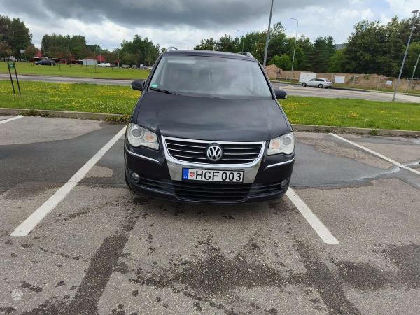 Black Volkswagen Touran 2008 in Kaunas, with an engine capacity of 1.97 L and mileage of 355 thousand km for 2500 €, photo 1 on AUTOMOTO.COM.LV