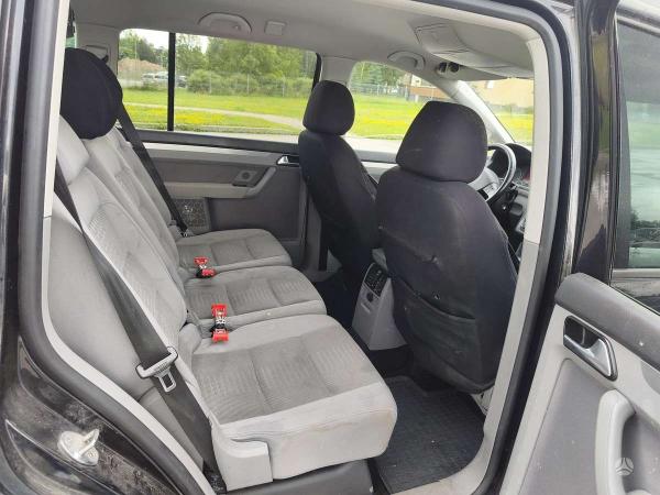 Black Volkswagen Touran 2008 in Kaunas, with an engine capacity of 1.97 L and mileage of 355 thousand km for 2500 €, photo 9 on AUTOMOTO.COM.LV
