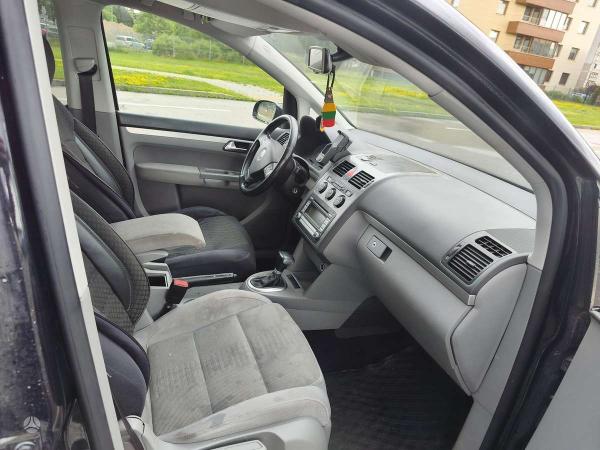 Black Volkswagen Touran 2008 in Kaunas, with an engine capacity of 1.97 L and mileage of 355 thousand km for 2500 €, photo 10 on AUTOMOTO.COM.LV