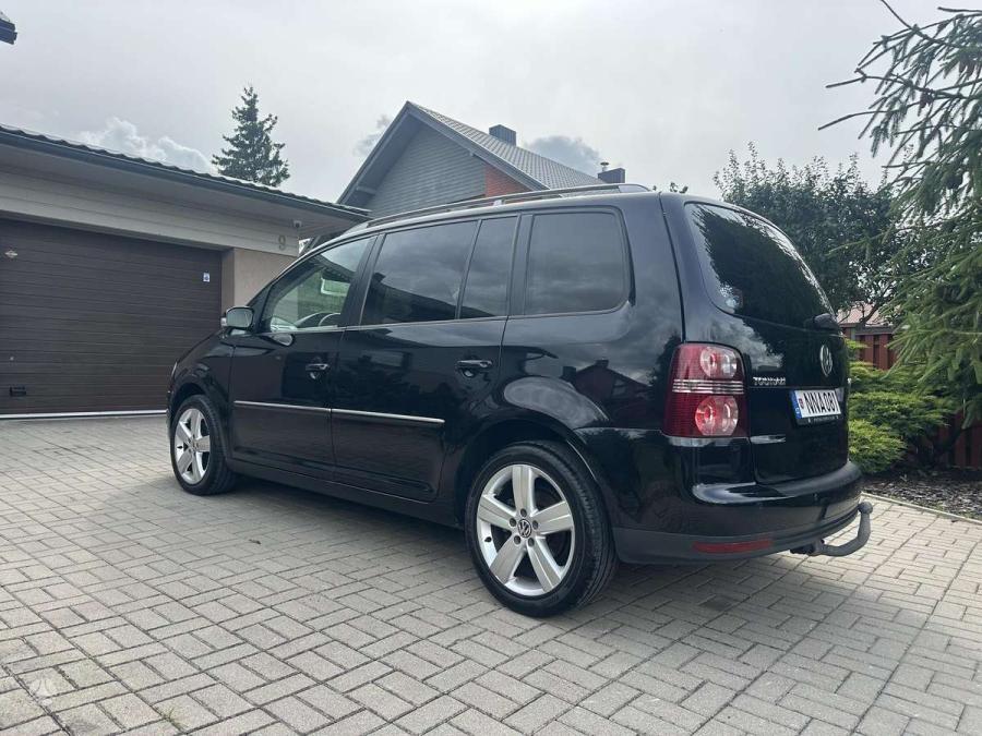 Melns Volkswagen Touran 2008 Marijampole, ar dzinēja tilpumu 1.97 L un nobraukumu 232 tūkst. km par 4900 €, foto 5 vietnē AUTOMOTO.COM.LV