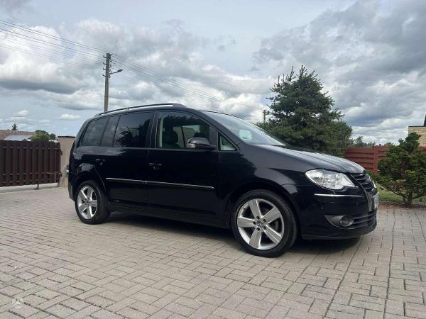 Black Volkswagen Touran 2008 in Marijampole, with an engine capacity of 1.97 L and mileage of 232 thousand km for 4900 €, photo 5 on AUTOMOTO.COM.LV