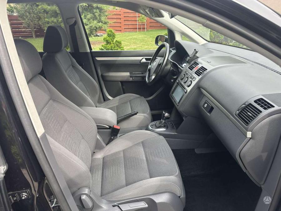 Melns Volkswagen Touran 2008 Marijampole, ar dzinēja tilpumu 1.97 L un nobraukumu 232 tūkst. km par 4900 €, foto 11 vietnē AUTOMOTO.COM.LV
